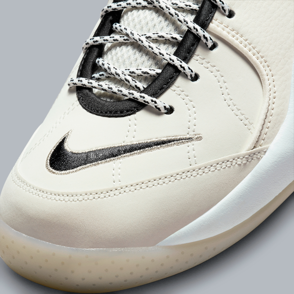 Nike đã mang đến cho Zoom Flight 95 một lớp trang điểm "ngà nhạt"